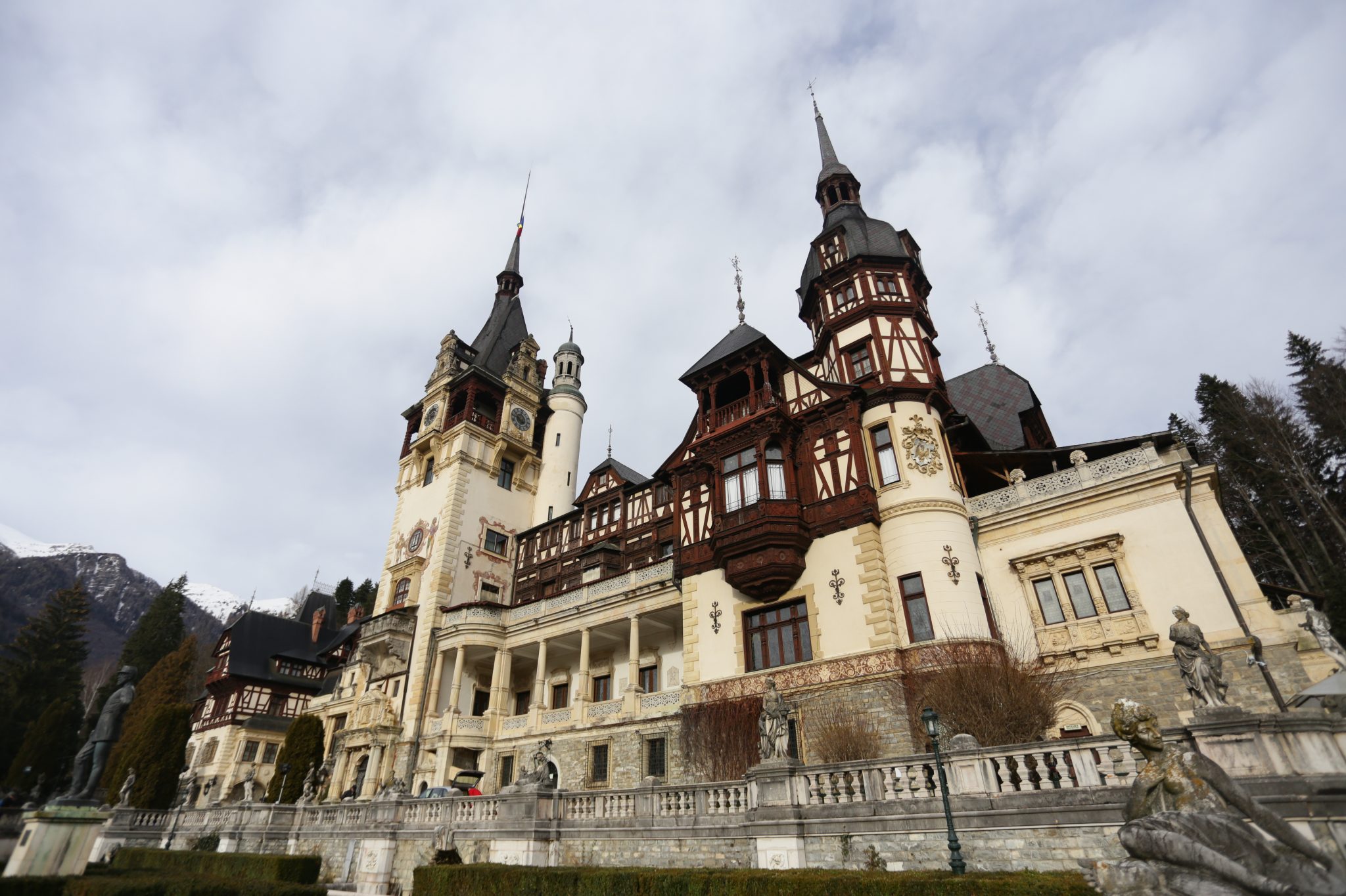 Cele mai vizitate monumente istorice din România limitează numărul ...